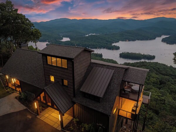 The Skyhaüs @ Lake Burton - Incredible Views, Hot Tub, 3 Grills, & Porches. - Moccasin Creek State Park, Clarkesville