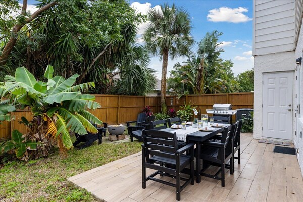 Relaxing Cocoa Beach Home W/private Patio Bbq & Fire Pit - 10 Min Walk To Beach! - Cocoa Beach, FL