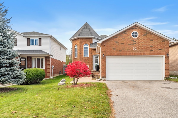 Castle In Bowman*close To Port Darlington*whole House*arcade*king Bed*backyard* - Bowmanville
