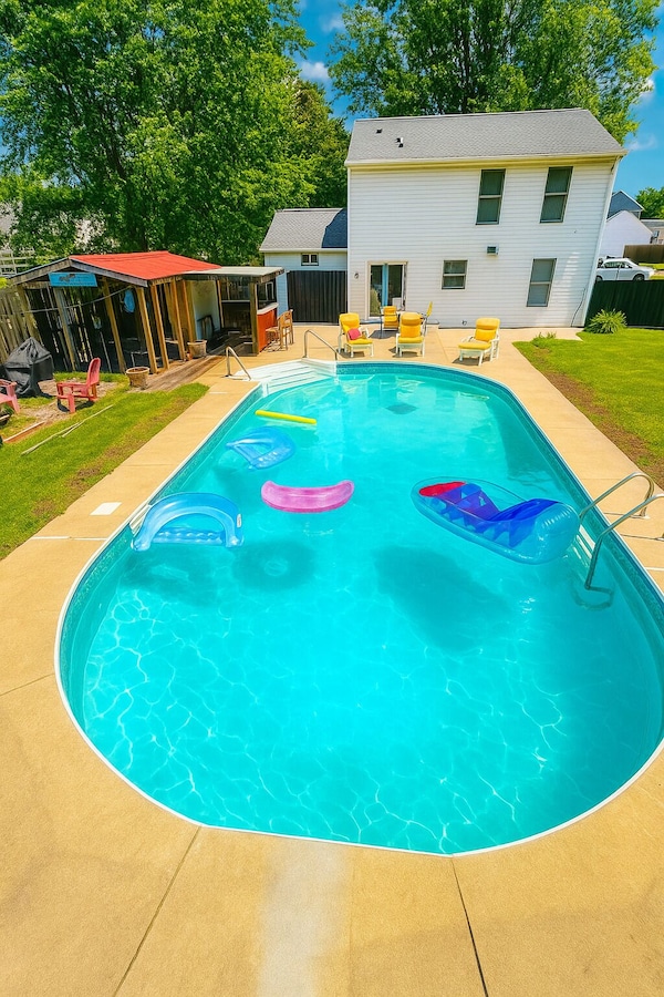 Quiet Getaway With Pool And Full Of Amenity Backyard! - Dover, DE