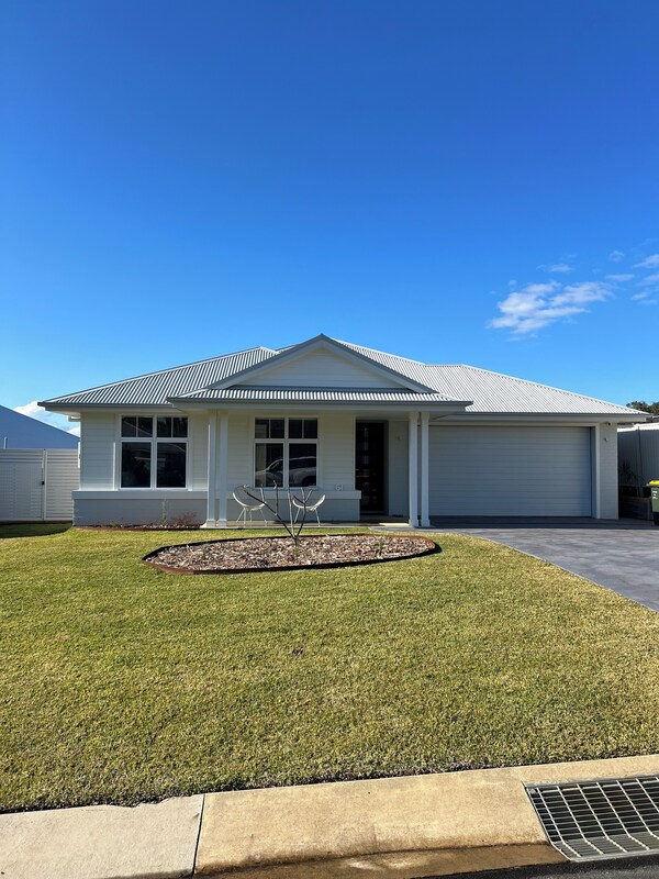 Relaxing Coastal Getaway W Fire Pit. A Short Stroll To The Beach And Surf. - Lake Conjola