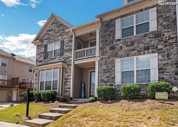 3-bedroom Modern Townhome Just Outside Atlanta - Fairburn, GA