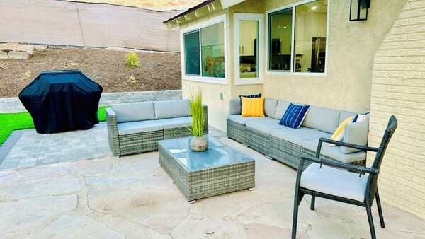 Beautiful Family Friendly Canyon Home With Pool & Bbq, 14 Mi To Six Flags - Santa Clarita, CA