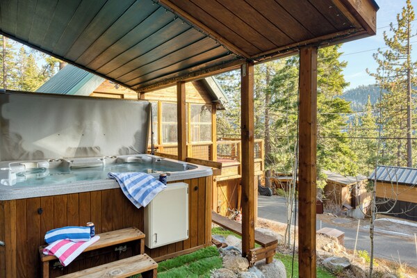 Denton By Avantstay | Hot Tub, Enclosed Deck W\/ Fire Pit | Near Skiing & Lake! - Truckee, CA