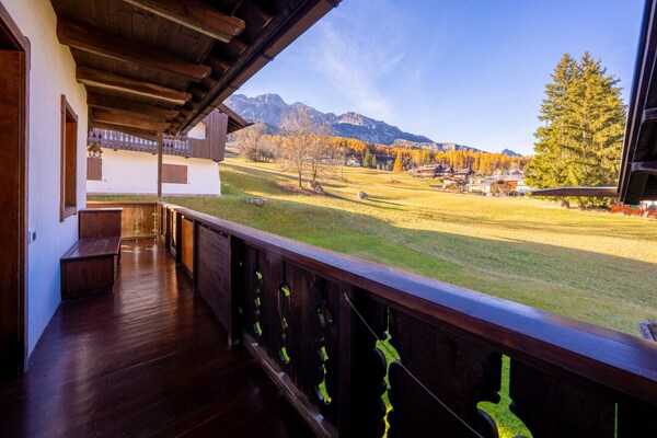 Silent Peaks: Cortina's Wooden Haven With Parking - Cortina d'Ampezzo