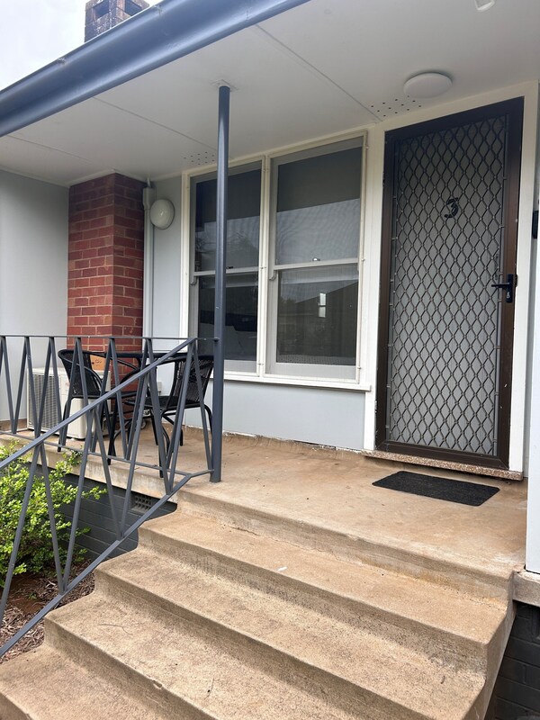 Quiet Cozy Apartment \N\nentire Kitchen\nqueen Bed,  1 Bathroom \Ncanowindra - Canowindra