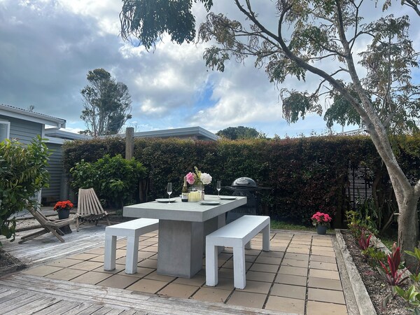 Caesars Cottage - 5 Minutes Walk From Heart Of Waiheke Island - Waiheke Island
