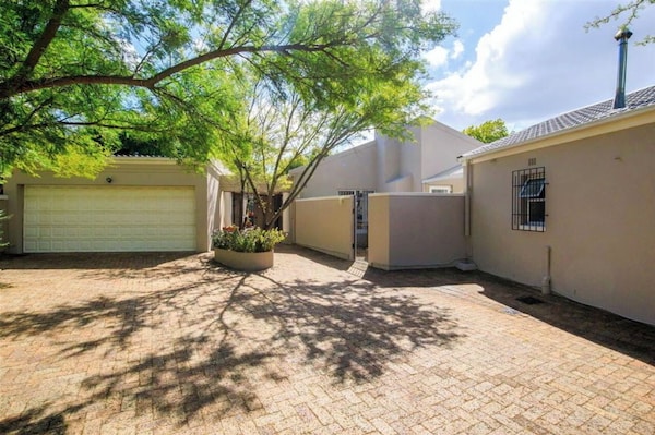 Cozy Cottage In Constantia - Claremont