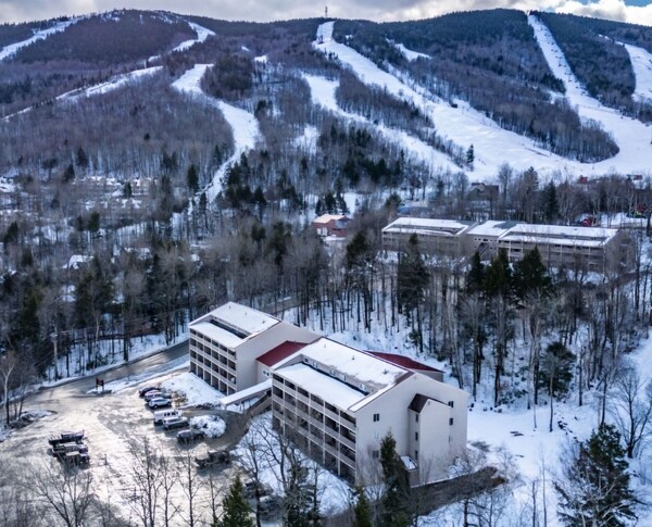 One Bedroom Cascades A-3, Direct Access From Outside, Sleeps 5 - Maine