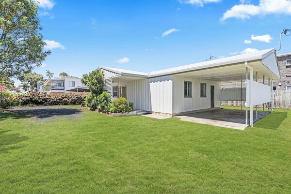 Campbell Cottage A Beachside Escape In Torquay - Hervey Bay