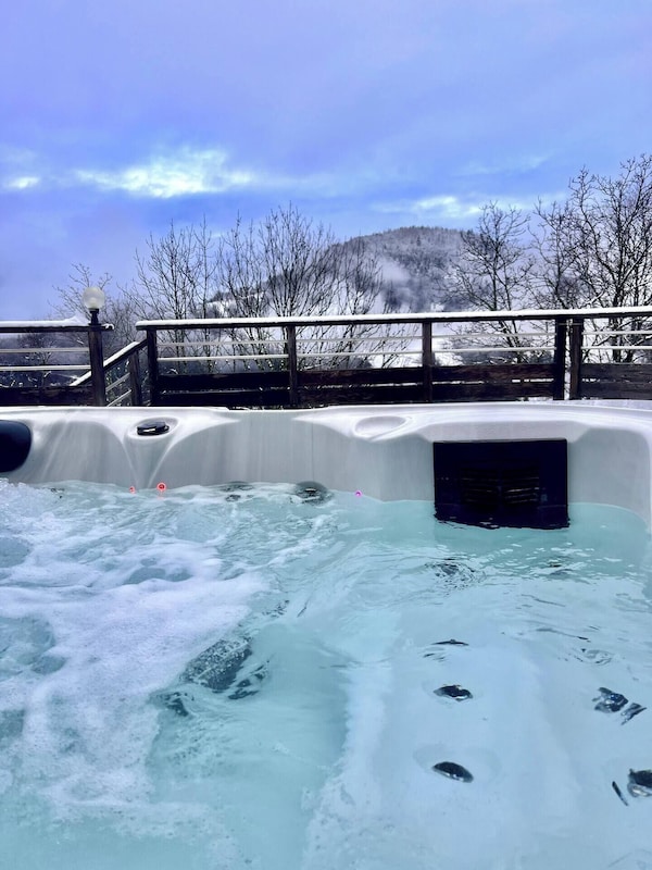 Charming 4-bedroom Chalet In Mountain Vilage Les Clefs With Private Hot Tub - Manigod
