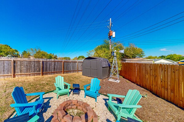 Modern Home With An Enclosed Backyard With Wood Fire Pit In North Austin - Round Rock, TX