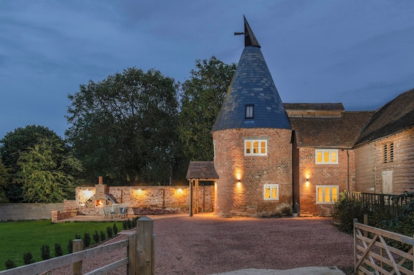 Farm Stay In Former Hop Kiln Surrounded By Cider Apple Orchards Near Leominster - Leominster