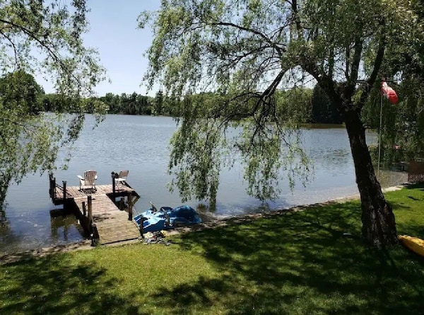 Cosy Updated Lakefront Cottage - Chicopee