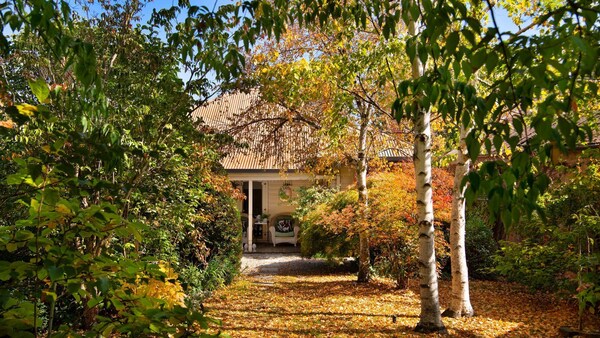 Durham Cottage: A Cozy Retreat With Eclectic Charm And Enchanting Gardens - Daylesford
