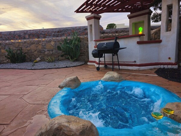 Desert Oasis, Spacious 4-bedroom House 2 King Bed W/ Heated Pool & Jacuzzi - エル・パソ, TX