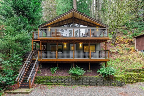 Peaceful 2-bedroom Retreat In The Trees Above Bellingham - Bellingham, WA