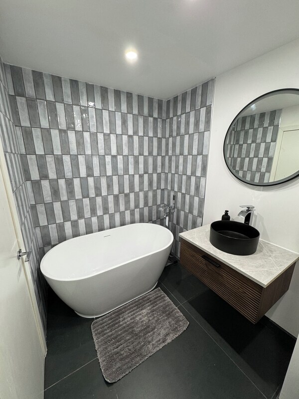 Spacious 3-bedroom, 3-bathroom Flat In Prime Edinburgh City Centre Location - Craigmillar Castle