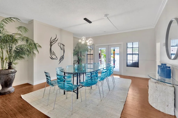 Spacious 8-bedroom Mansion Just 10 Minutes From Honeymoon Island Beach - Clearwater, FL