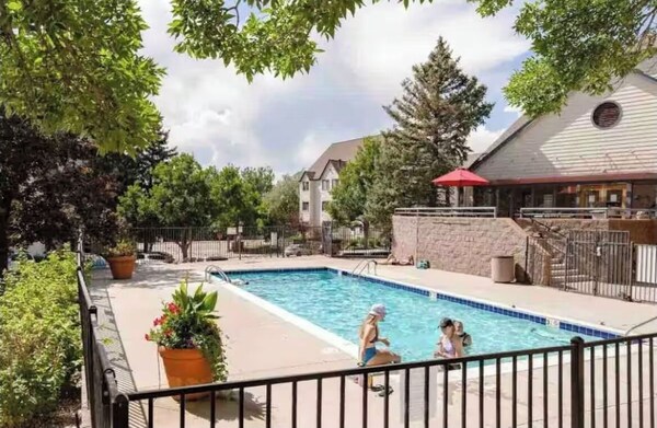 Romantic French 1br| Coffee Bar + Fireplace | Dtc - Aurora