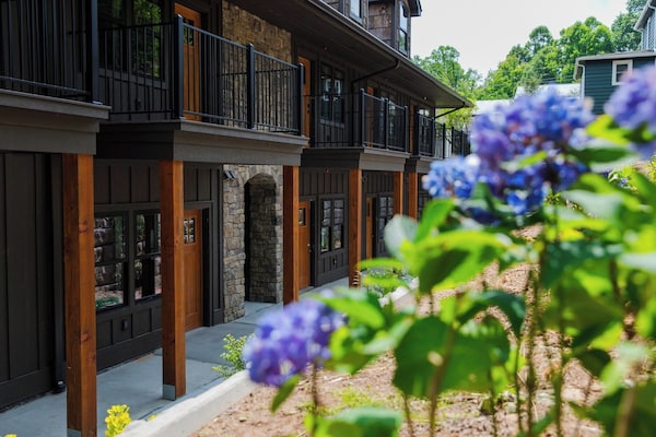 Modern Townhome With Balcony Located On Main St. In Downtown Blowing Rock - Blowing Rock, NC