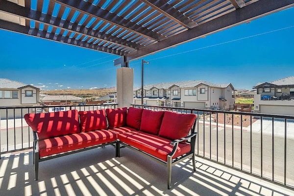 Zion Villa, Private Hot Tub, Resort Fun, Sleeps 19 - Hurricane, UT