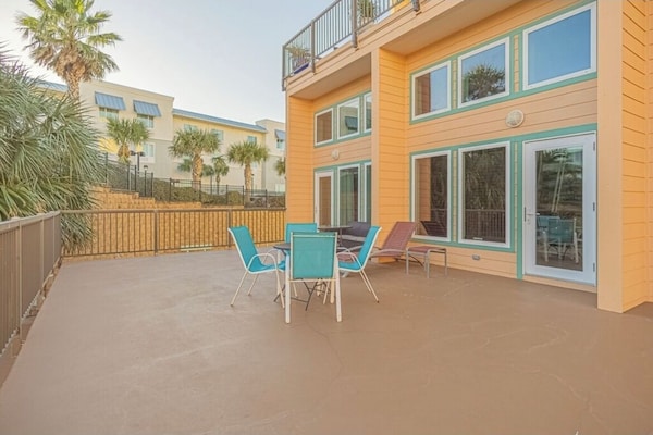 Tiki Loft 1-bedroom Plus A Loft Condo In Galveston At Maravilla - Galveston, TX