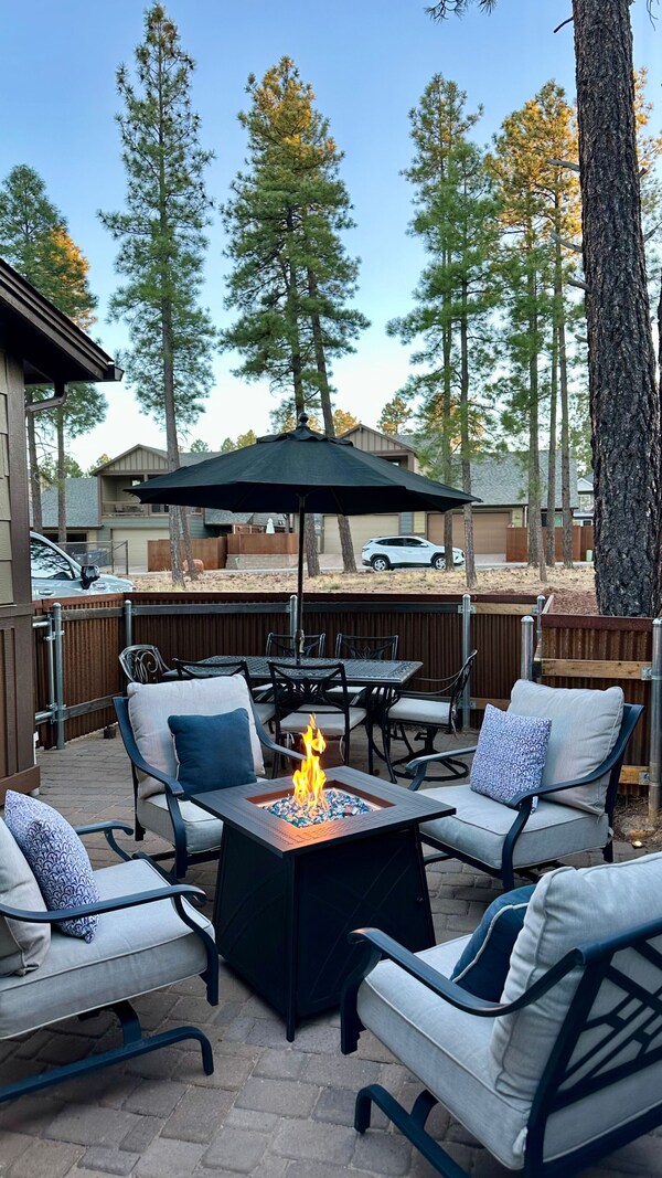 Flagstaff Modern Luxury - 3-bedroom, 2.5 Bathroom Townhome W/ Patio In Flagstaff - Flagstaff, AZ