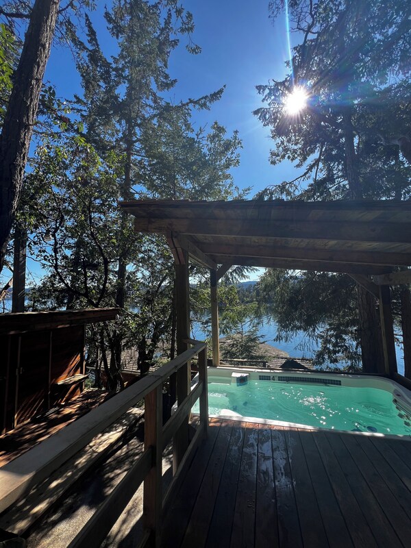 Cozy Oceanfront Paradise: Hot Tub, Sauna & Private Dock  5 Min To Town! - Salt Spring Island