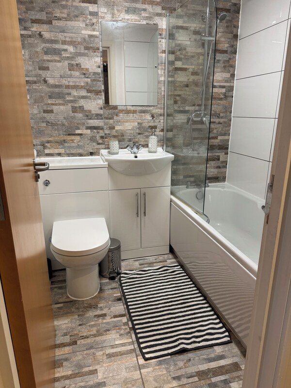Elegant 3-bedroom, 2-bathroom Flat In Edinburghs Prestigious City Centre - Edinburgh Airport (EDI)