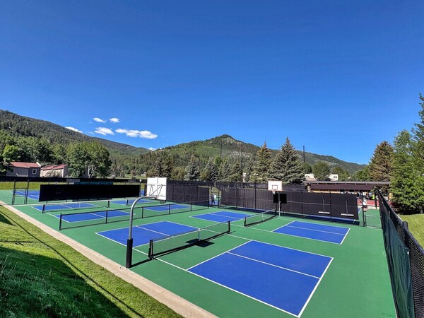 Enjoy This Spacious Pet Friendly  Townhome Minutes From Vail & Beaver Creek - Avon, CO