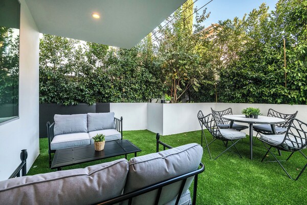 Luxury Apartment W/ Private Backyard, Near The Grove, Beverly Center! - West Hollywood, CA