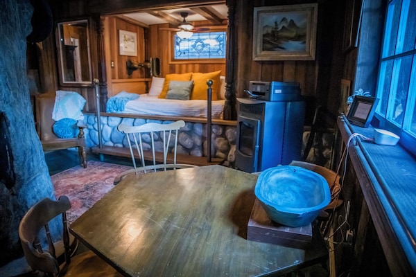 Historic Farmhouse On 5 Peaceful Acres With Ancient Oaks & Creek Above Temecula - Murrieta, CA
