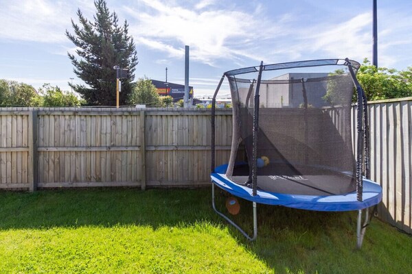 Cozy Hornby Bungalow With Garage - West Coast