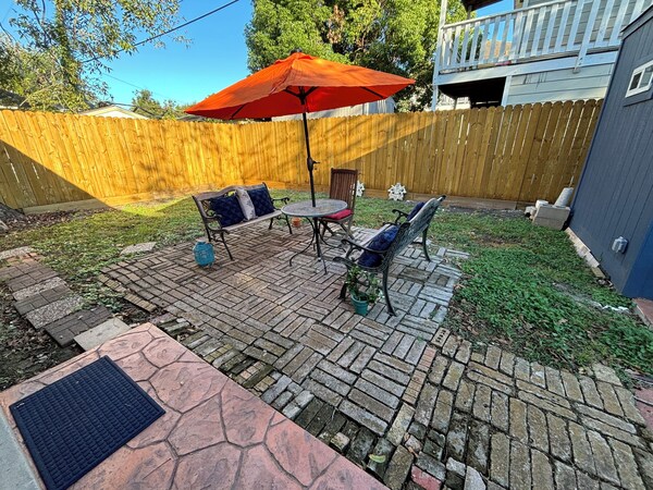 Charming 2-bedroom Bungalow With Office, Fitness Room In Inner-city Houston - Houston, TX