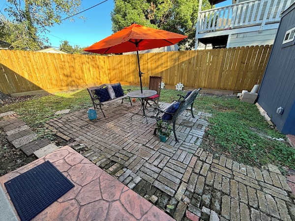 Charming 2-bedroom Bungalow With Office, Fitness Room In Inner-city Houston - Houston, TX