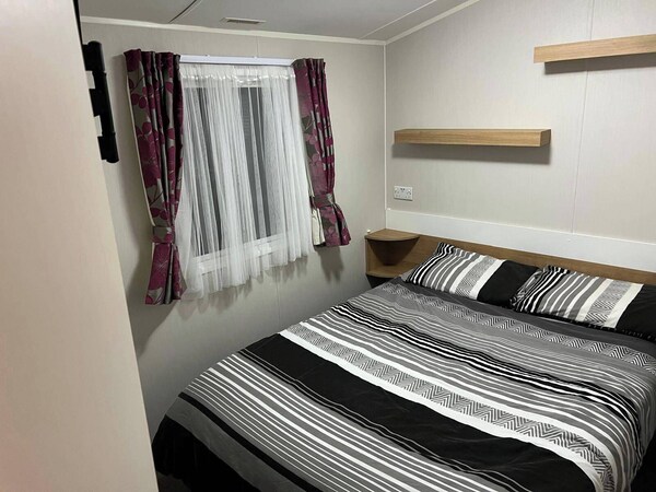 5 Bed Beachfront Cabin - Pet Friendly - Sleeps 6 - Towyn