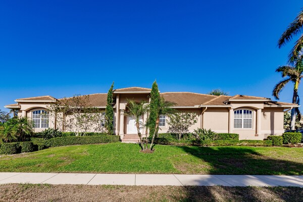 Vibrant 4br Home L Pool L Jacuzzi L Game Room - Marco Island, FL