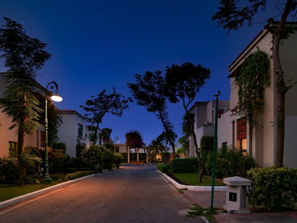 Elegant Villa Retreat In Golf Resort  Luxury Living On The Greens - Haryana