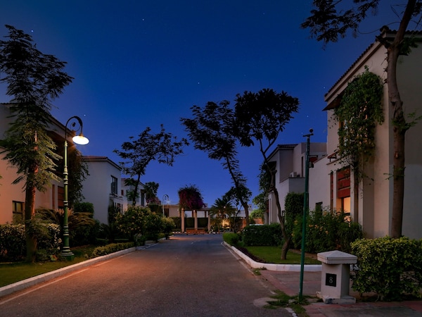 Elegant Villa Retreat In Golf Resort Luxury Living On The Greens - Manesar