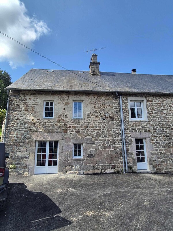 Charming 1-bedroom Apartment In A Stone Farmhouse In Saint-setiers With Wifi - Corrèze