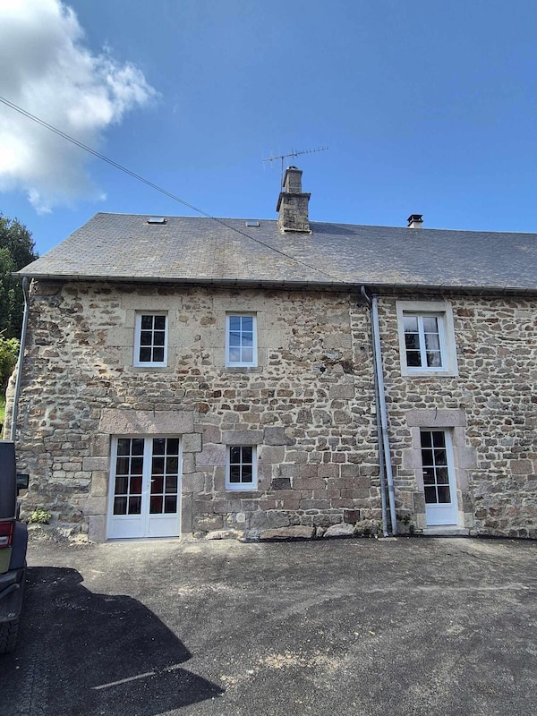 Charming 1-bedroom Apartment In A Stone Farmhouse In Saint-setiers With Wifi - Corrèze
