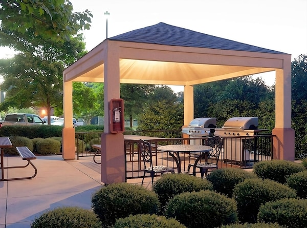2 Comfortable Suites 2 Miles From Lake County Fairgrounds Events - Deerfield, IL