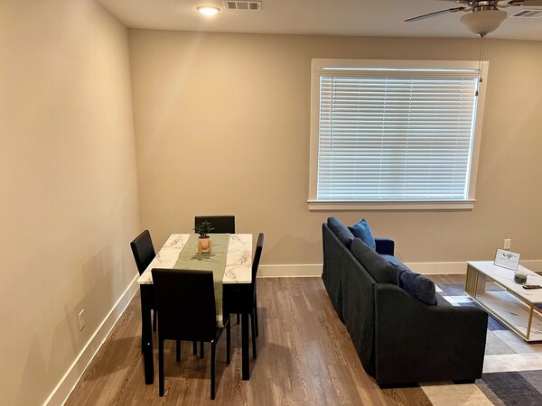 Comfy 2 Bedroom Apartment Near Downtown Houston - Houston, TX