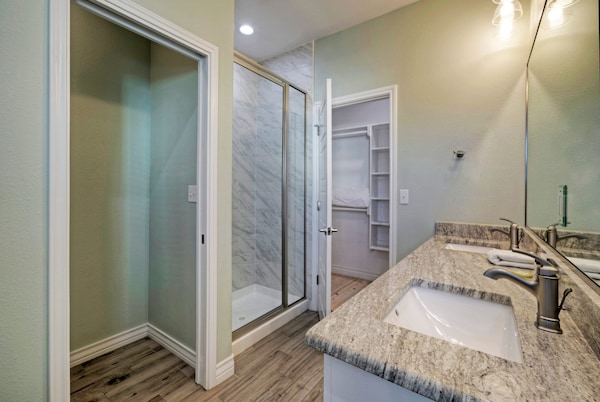 Sleeps 54, 5 Bayfront Homes | Boat Dock, Waterfront Pool, Views | Laguna Village - Corpus Christi, TX