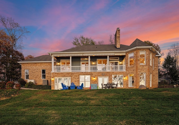 Sunset Pointe By Avantstay | Waterfront, Beach, Fire Pit | Sleeps 14 | 5bdr 4ba - 斯泰茨維爾