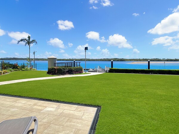 Relaxing Escape: Pool, Tennis Court, Garden Terrace & Water Views - Maroochydore