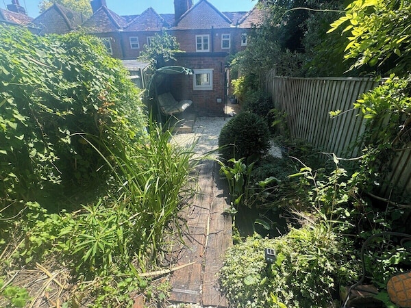 This Charming 17th Century Grade Ii Listed Cottage - High Wycombe