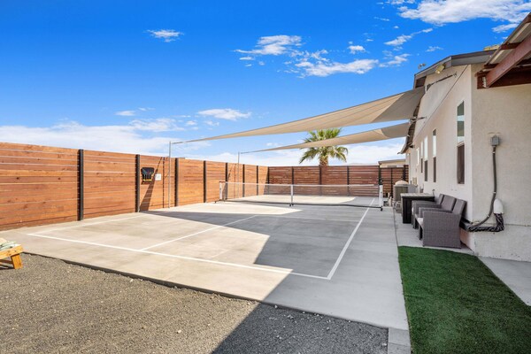 Luxury Oasis W\/ Pool, Pickleball, Golf & Game Room - Palm Springs, CA