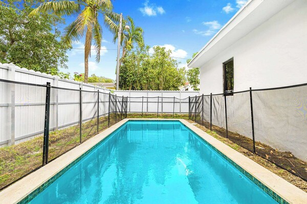 Dive In This Amazing House W Pool - Miami, FL
